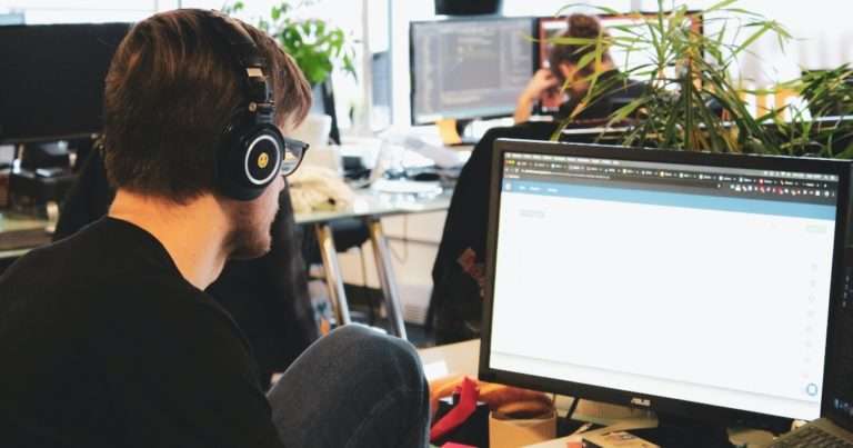 Service Desk vs Help Desk: What's the Difference?